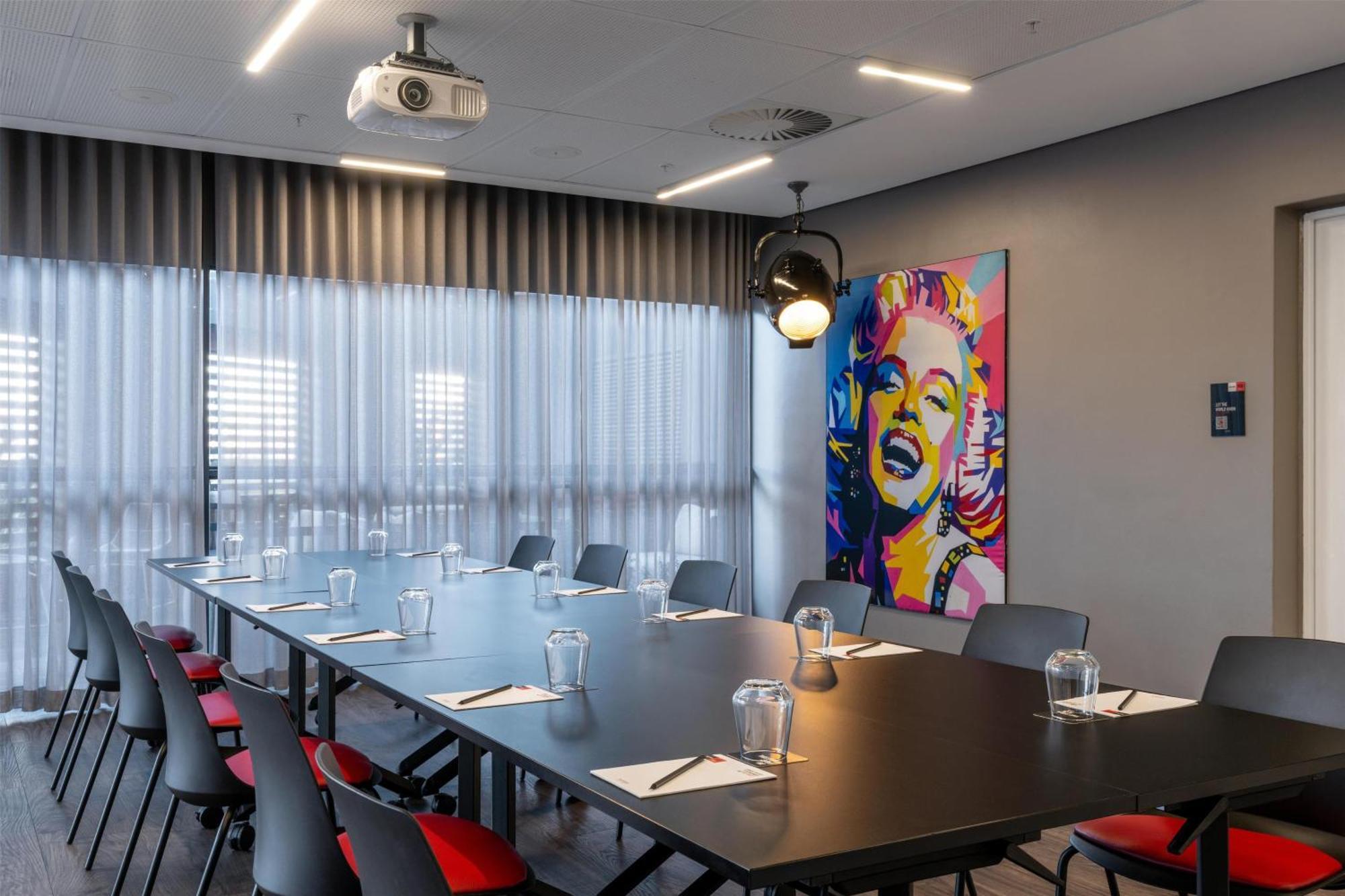 RADISSON RED HOTEL V&A WATERFRONT CAPE TOWN